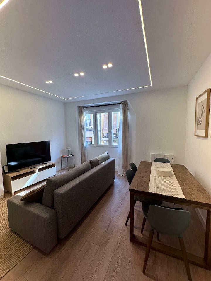 Cozy Central Apartment For 4 Guests - Madryt