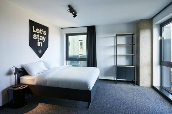 Deluxe Queen Accessible | Buzzy, Social Setting - Glasgow