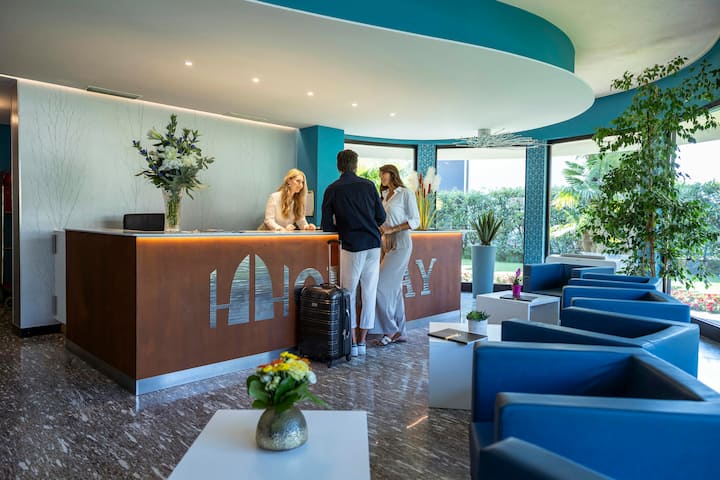 Elegant Room Overlooking The Pool Area - Riva del Garda