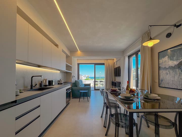 Beachfront Bliss: Relax With A Stunning Sea View - Porto Sant'Elpidio