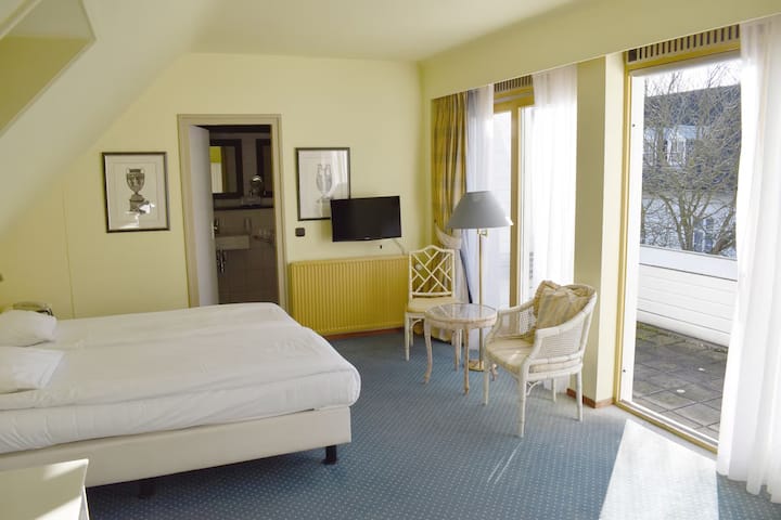 Enchanting Castle Stay Near Aachen Cathedral - Kerkrade