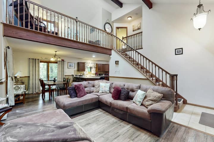3br Spacious Dog-friendly House W/shared Pool - Stroudsburg