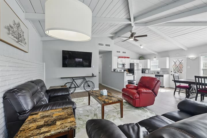 Charming 3-bed/2-bath Hidden Gem W Yard (Sleeps 6) - Richardson, TX