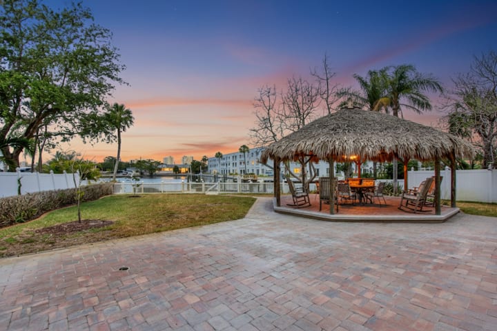 Waterfront Paradise• Pool, Hot Tub, Dock & Games - Treasure Island, FL