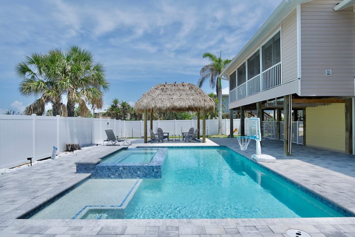 Pool | Pet Friendly-vallie's Villa & Monty's Place - Fort Myers Beach, FL
