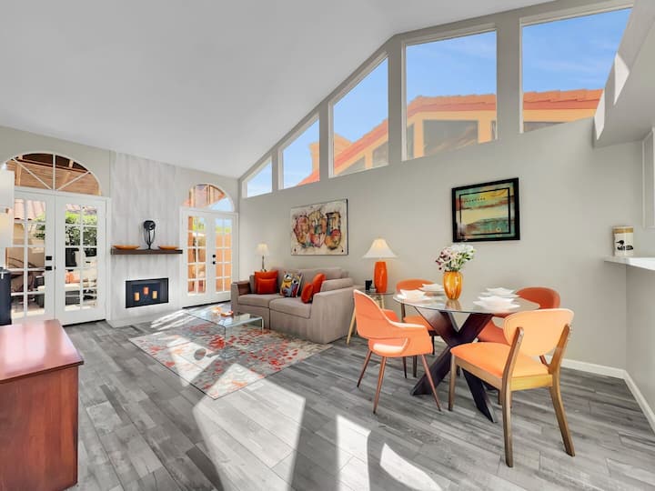 Intel! Pool! Mall! This 2/2 Townhome Has It All! - Chandler, AZ