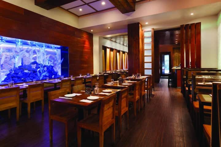 Steps From Times Square + Gym. Bar. Restaurant. - New York