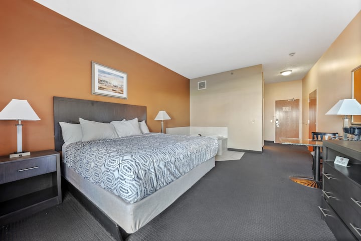 King Jacuzzi Lake View Room - Put-in-Bay, OH