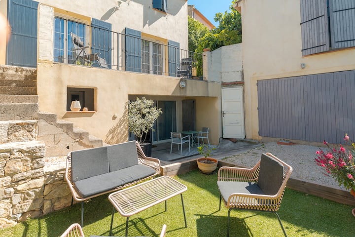 Au Pied De La Sainte Victoire - Rousset