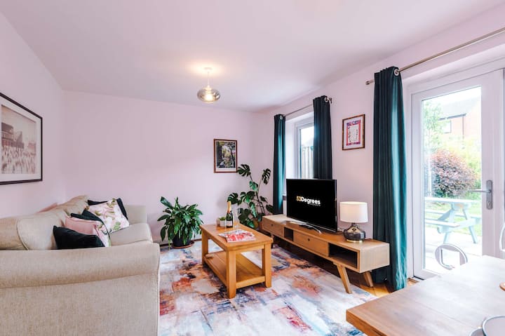 Spacious 2 Bed, Perfect For Couples With Parking! - The Whitworth