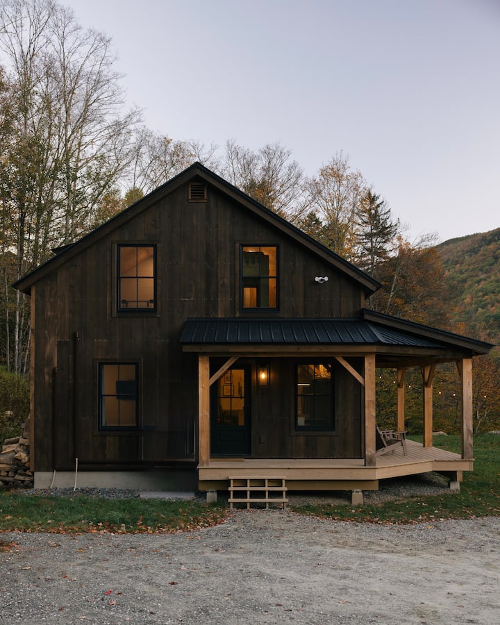 New Killington Chalet: Hot Tub, Fireplace, 4bd2 Ba - Vermont