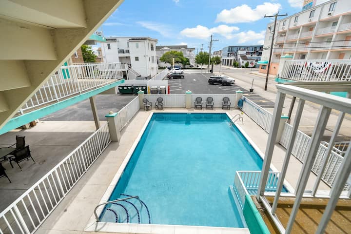 Pool Side Condo, 2 Blocks From Beach & Boardwalk! - Wildwood, NJ