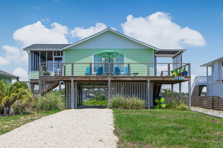 Classic Dog Friendly Beach Home With Hot Tub - Oak Island, NC