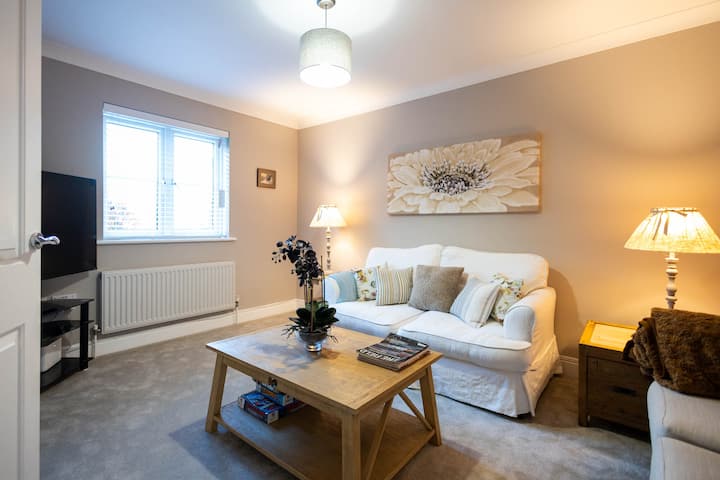 Entire House In Ipswich - Holly Close - Woodbridge, UK