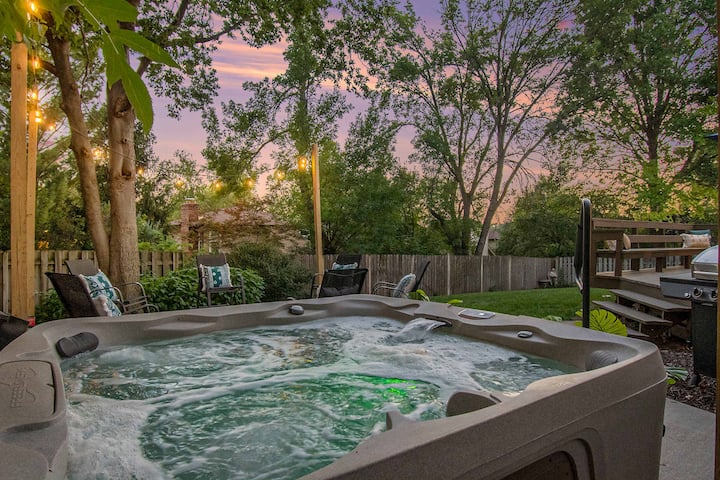 Stylish 4br Getaway W/ Hot Tub & Grill! - Omaha, NE
