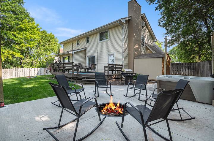 Central Family Oasis, With Hot Tub & Fenced Yard! - Omaha, NE