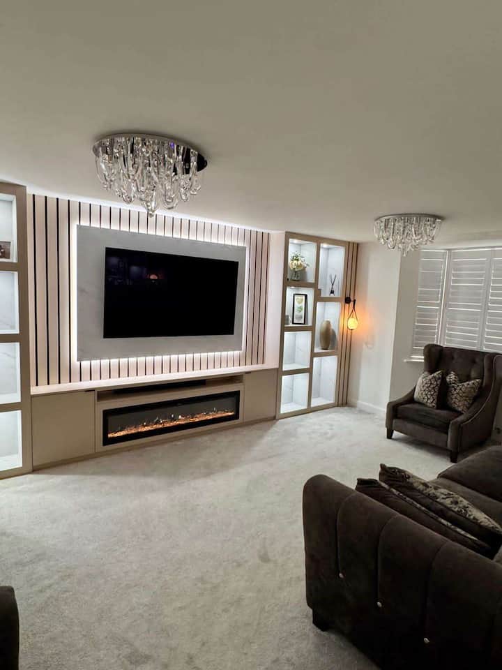 Spacious 4-bed Home + Garden & Free Parking - Dartford