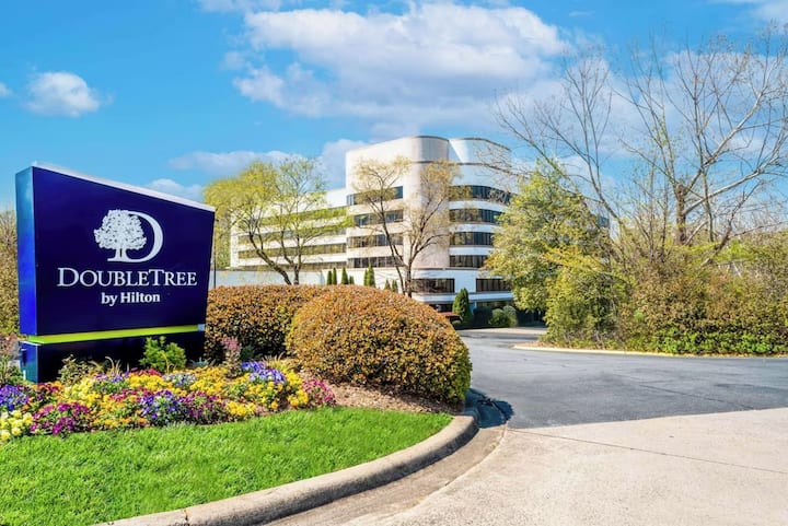 Near Bank Of America Stadium + Shuttle - Charlotte, NC