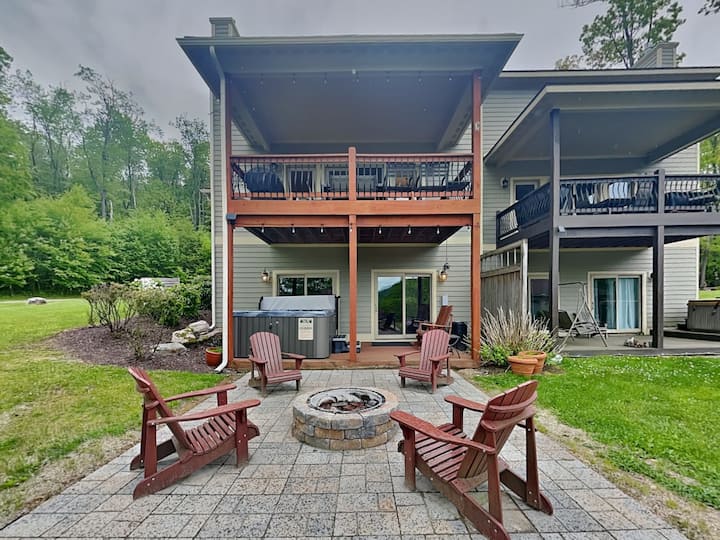 Gulfway Hideaway | Great Views, Hot Tub, Pool - Oakland, MD