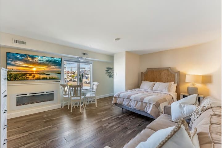 Beachfront Boardwalk 1br W/ Pool And Parking - Ocean City, NJ