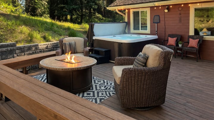 Cozy Cabin Retreat - Quiet Setting & Relaxing Deck - Tamarack Ski Resort, ID