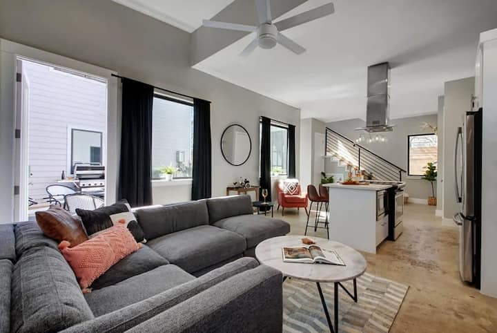 Midcentury Luxury Home | Outdoor Deck - Austin