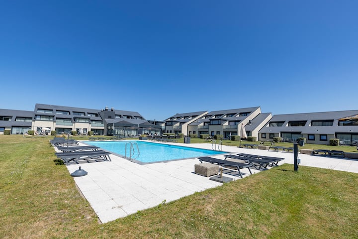 Beachfront Bliss W/pool, Bikes & Sunny Garden View - Dishoek