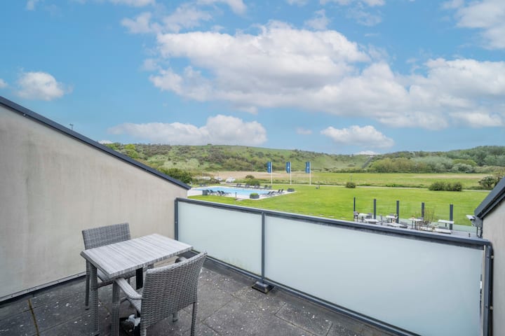 Sunny Zeeland Stay W/ Pool, Terrace, & Beach View - Domburg