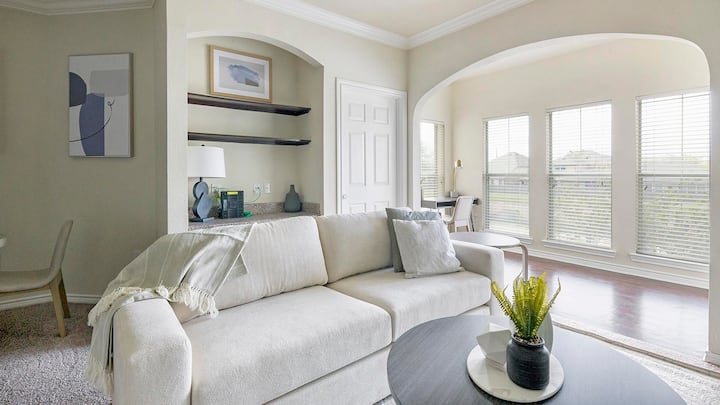 Landing | Chic 1bd, Gym, Pool -