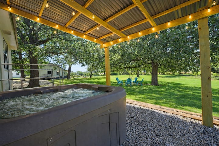 Whispering Oak- Lakefront Cabin Escape W/ Jacuzzi - Lake Texoma