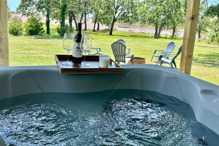 Golden Pine- Lakefront Cabin Getaway With Jacuzzi - Lake Texoma