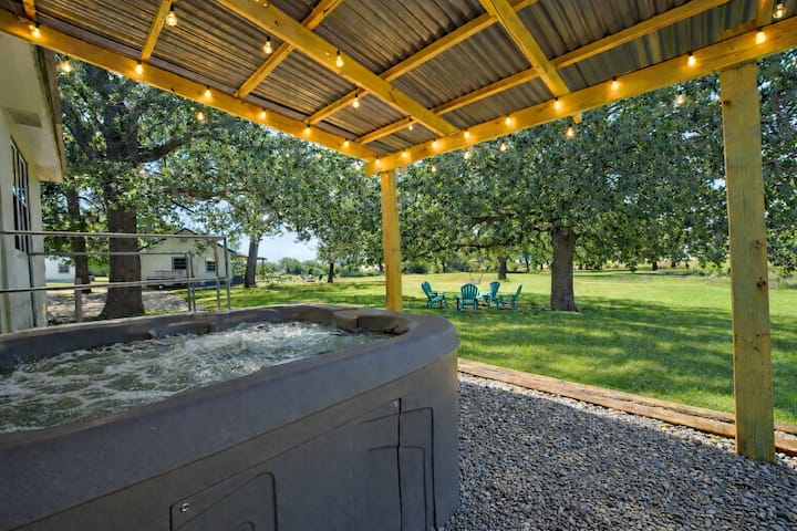 Golden Pine- Lakefront Cabin Getaway With Jacuzzi - Lake Texoma