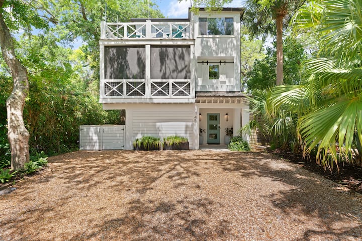 Magnolia Moon With A Hot Tub, Sleeps 12 - St. Simons Island, GA