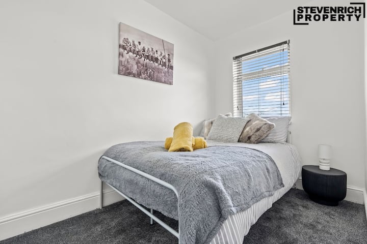 Group Stays, Spacious 3br House, Parking, Sleeps 6 - Swindon