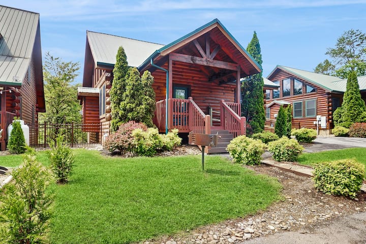 3br Log Cabin W/ Private Hot Tub & Accessible Ramp - Pigeon Forge, TN