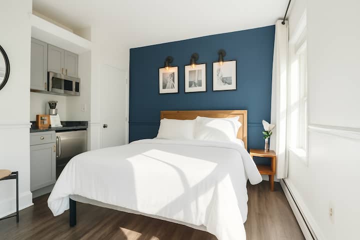 Sunny Studio Apartment With Private Kitchenette - Boston, MA