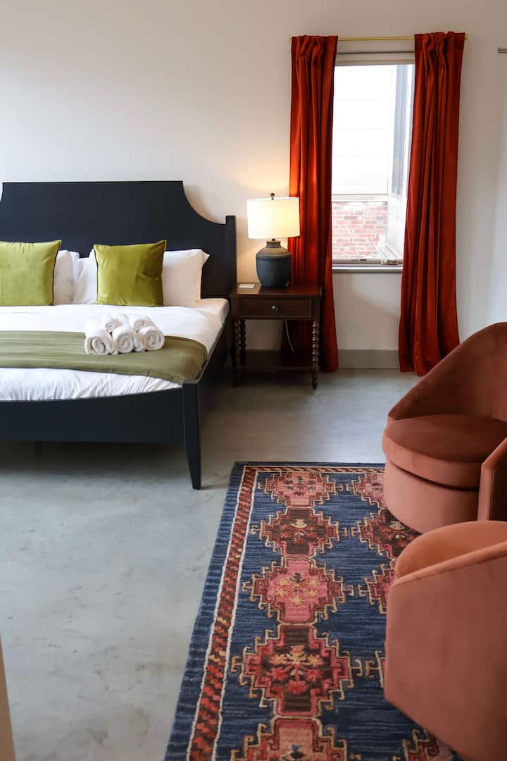 Beautiful Studio & Outdoor Terrace On Whiskey Row - Louisville, KY