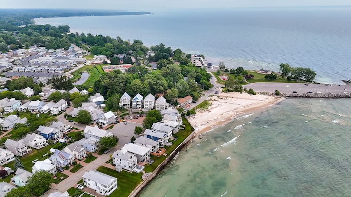 Waterfront 2br Unit | Private Beach! - Crystal Beach