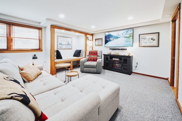 Sunny Creekside Retreat Near Park Sleeps 10 - Sheridan, WY
