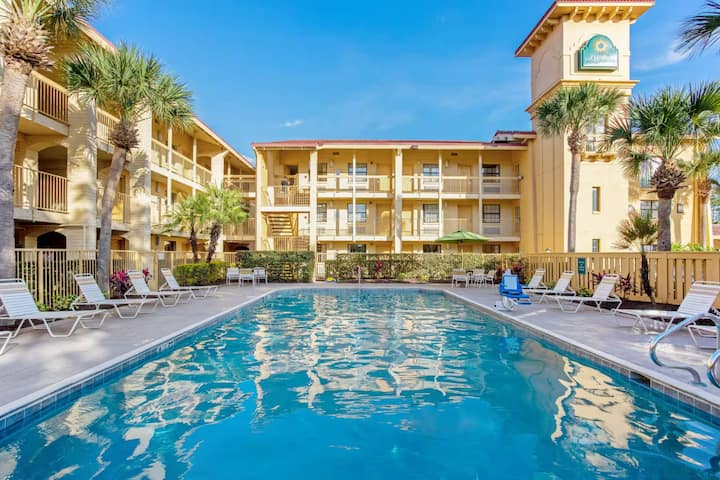 Near Walt Disney World + Shuttle. Breakfast. Pool. - Orlando, FL