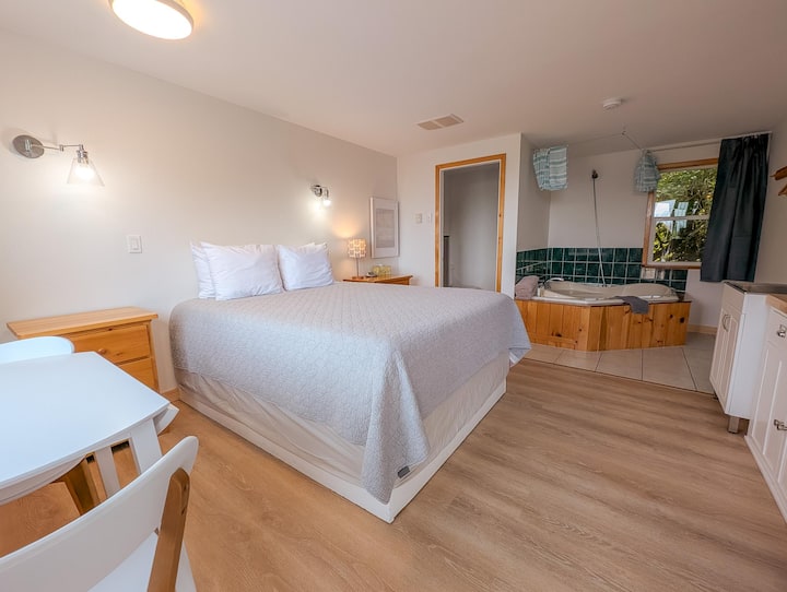 Romantic Oceanview Jacuzzi Retreat W/ Sauna - Ucluelet