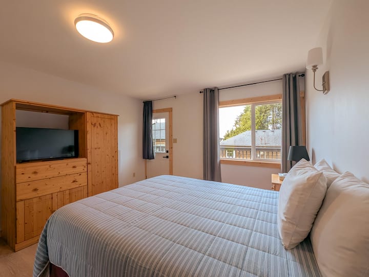 Queen Studio W/ Kitchenette + Sauna + Cold Plunge - Ucluelet