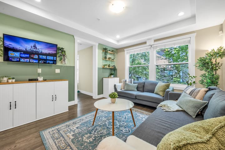 Zen Green Townhome Oasis | King Bed +Dbl Bunk Room - Vancouver