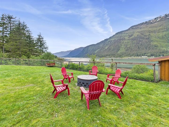 Oceanfront Fire Pit, Decks, Large Yard, Views! - Juneau, AK