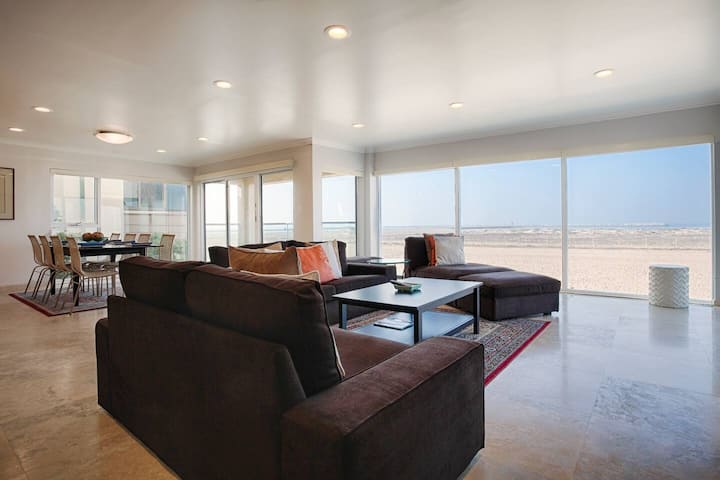 Oceanfront Oasis: 2-story Dream Condo - Santa Mónica, CA