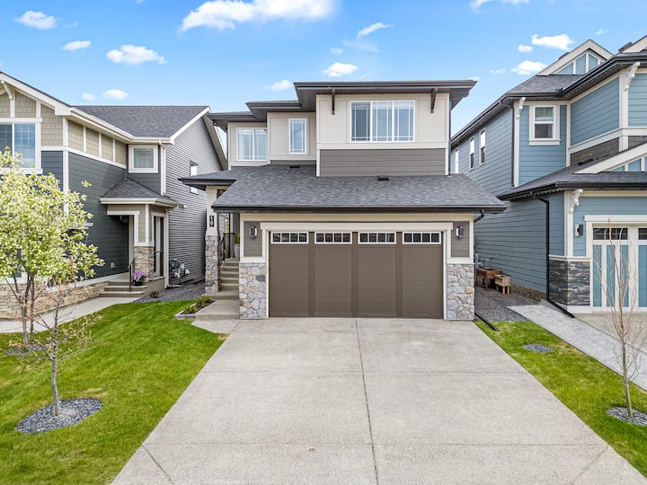 Modern Luxury Retreat | 4br W Hot Tub, Garage - Cochrane