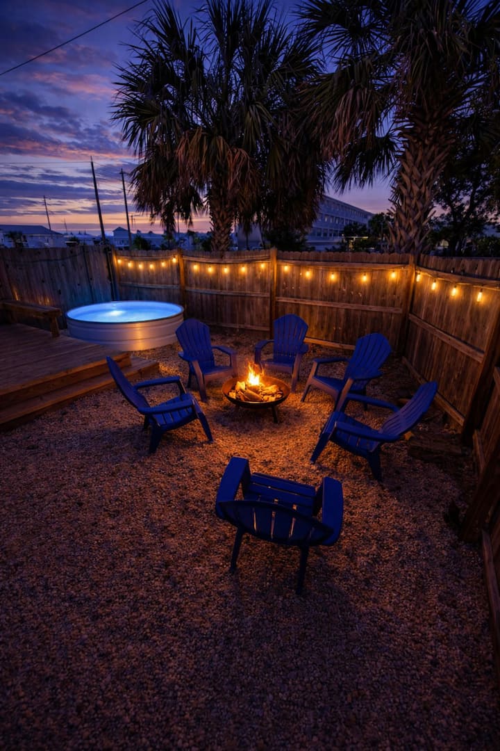 Cozy Coastal Getaway| Pool| Fire Pit|  Sleeps 6 - Mexico Beach, FL