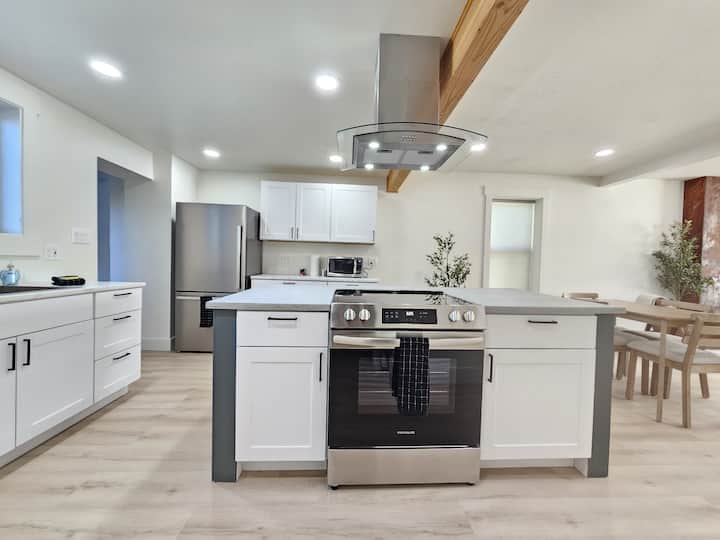 Cherry St Charmer – Fully Renovated & Furnished! - Butte, MT