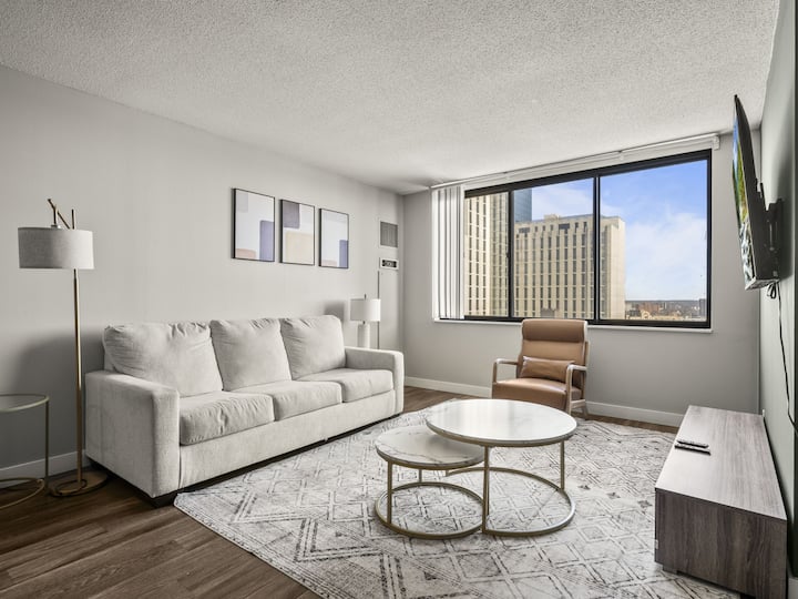 Perfect Location | Modern Condo - Parking/pool/gym - U.S. Bank Stadium - Minneapolis