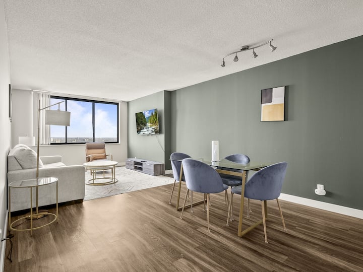 15th Floor City View Apt - Free Parking & Pool - Minneapolis, MN